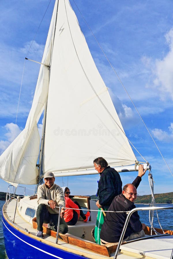 Equipo feliz del velero imagen editorial. Imagen de goce - 102651825