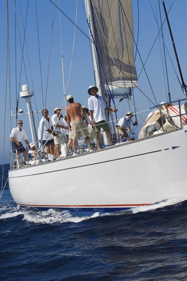 Equipo Que Trabaja En El Velero Foto de archivo - Imagen de teamwork ...