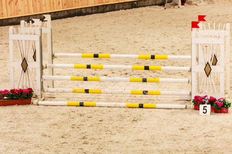 Equitation Hindernis Voor Het Springen Paarden Stock Afbeelding - Image ...