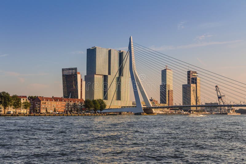 Erasmus Bridge in Rotterdam En Horizon Redactionele Stock Afbeelding ...