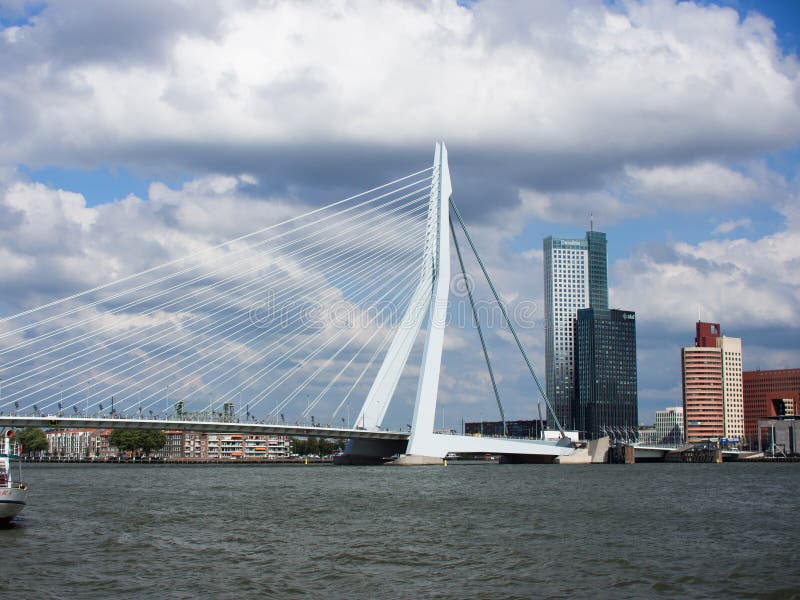 Erasmus Bridge in Rotterdam in Nederland Redactionele Fotografie ...