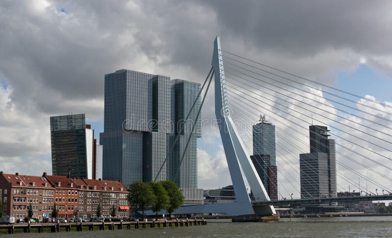 Erasmus Brug En Wolkenkrabbers Van Rotterdam Redactionele Stock Foto ...