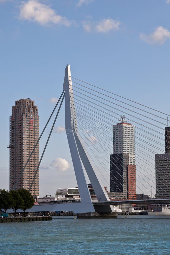 Erasmus brug, Rotterdam redactionele stock foto. Image of ...