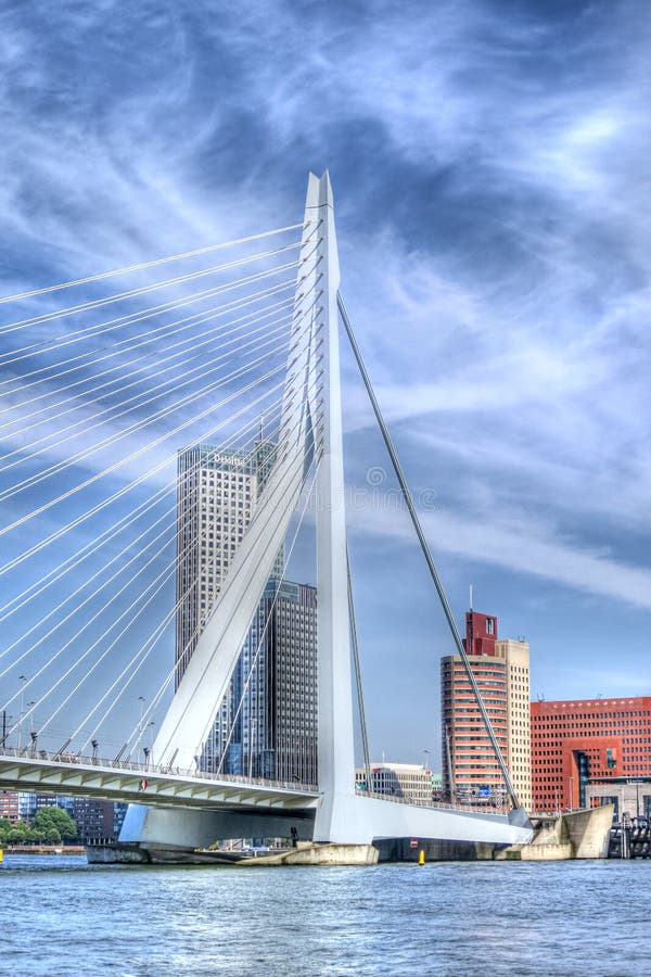 Erasmus brug, Rotterdam redactionele foto. Image of nederland - 76364561