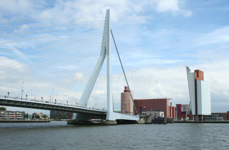 Erasmusbrug i Rotterdam redaktionell foto. Bild av sändnings - 107386190
