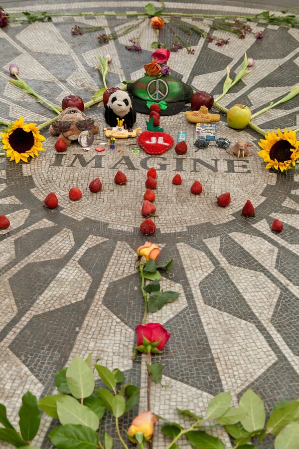 Strawberry Fields, John Lennon Memorial, Central Park, New York, USA ...