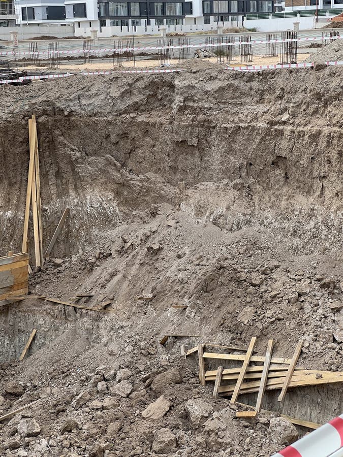 Erdrutsche der Baugrube. stockbild. Bild von industriell - 342083509