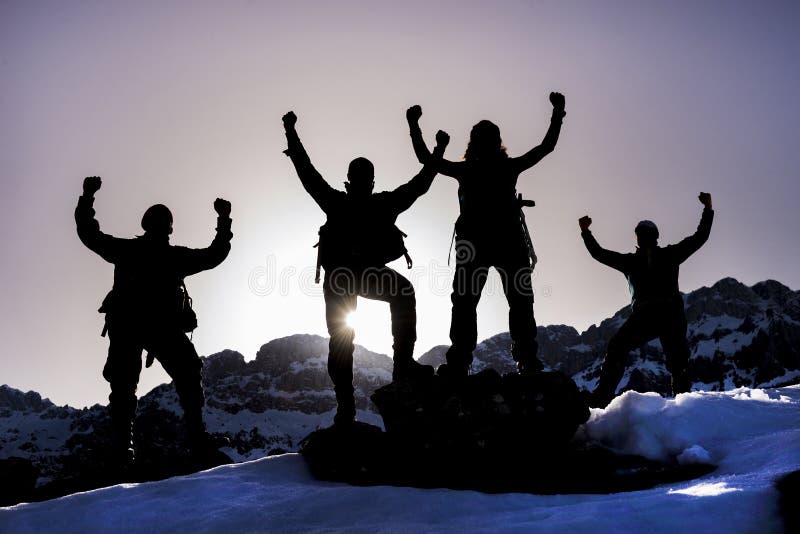Erfolgreiche Bergsteiger Auf Die Gebirgsoberseite Stockbild - Bild von ...