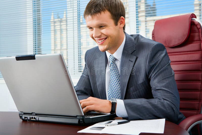 Erfolgreicher Manager Sitzt an Einem Schreibtisch Stockfoto - Bild von ...