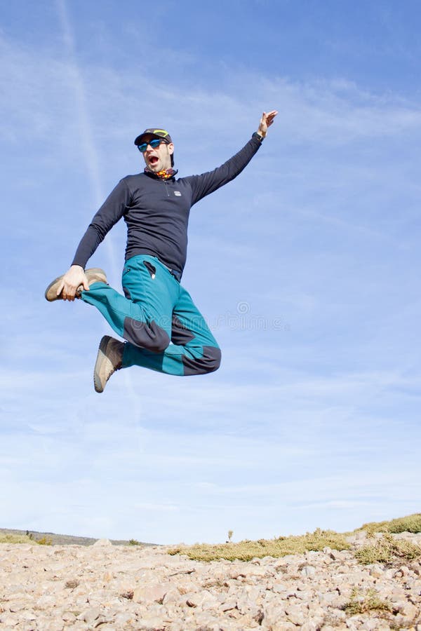 Erfolgreicher Mann, Der in Einen Berg Springt Stockfoto - Bild von ...