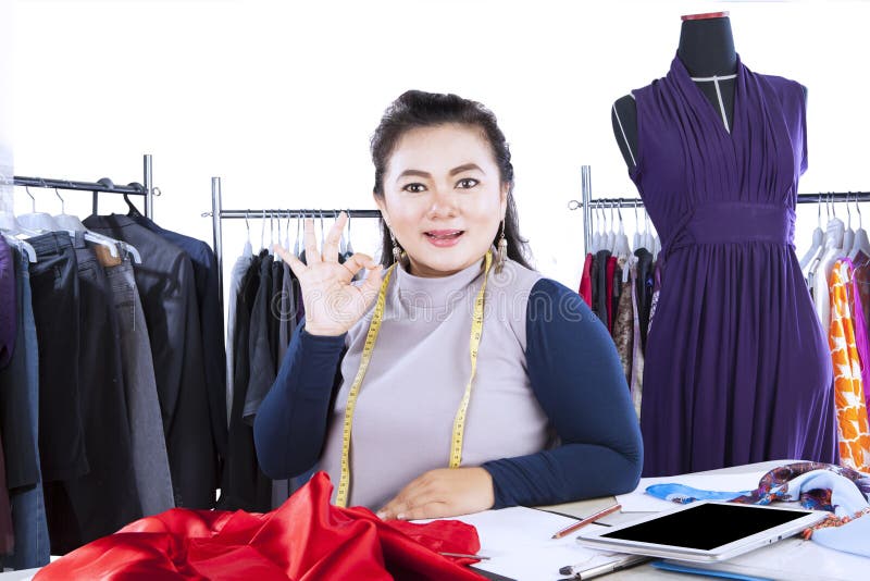 Erfolgreicher Modedesigner Zeigt OKAYzeichen Stockfoto - Bild von ...