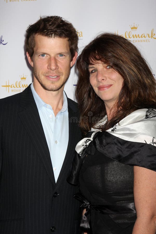 Eric Mabius editorial stock photo. Image of arrives, wife - 23106893