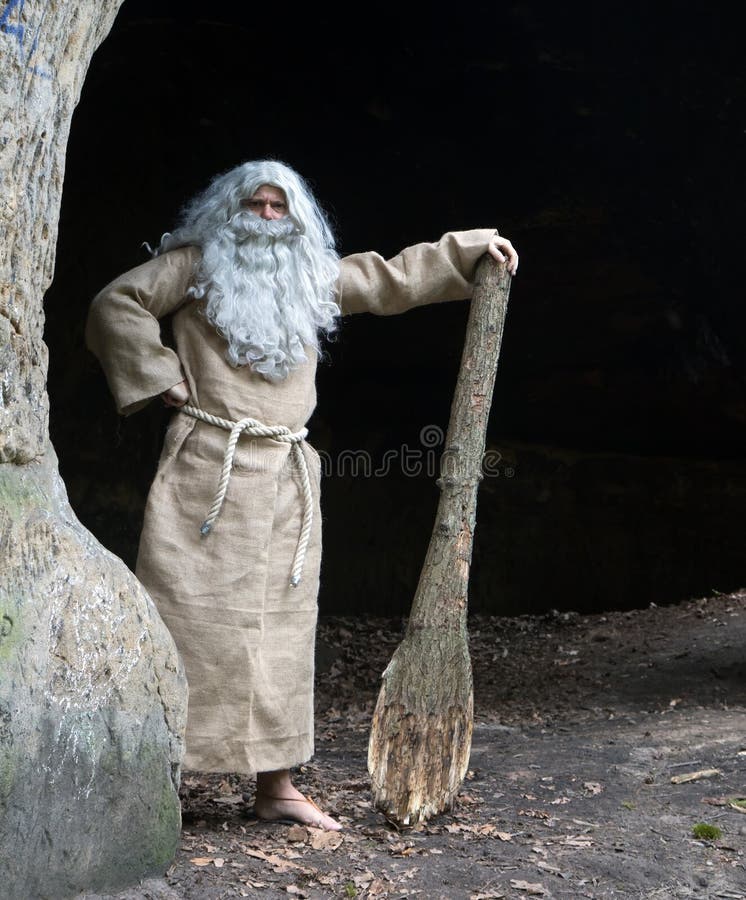 Ermite Barbu Dans Les Roches Image stock - Image du distance, maison ...
