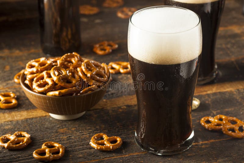 Erneuerndes Dunkles Stout Bier Stockfoto - Bild von lager, flüssigkeit ...