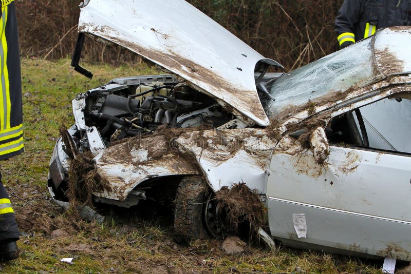 Ernster Autounfall redaktionelles stockfoto. Bild von saal - 23517408