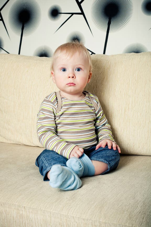 Ernster Junge stockfoto. Bild von schön, ruhe, haupt - 12571422