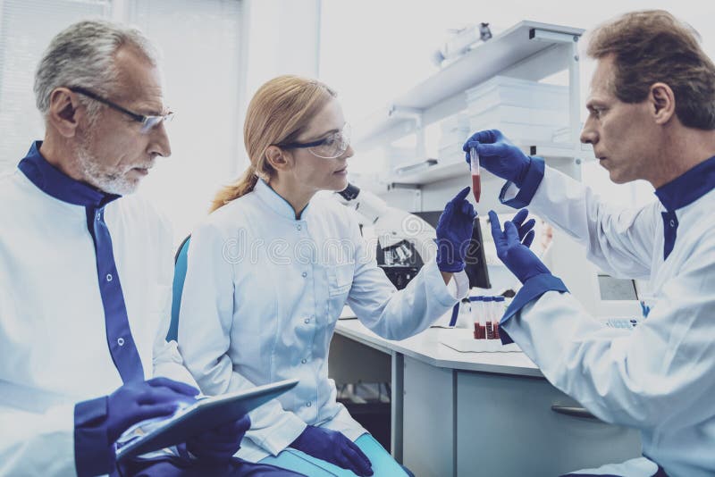 Ernster Laborassistent, Der Reagenzglas Demonstriert Stockbild - Bild ...