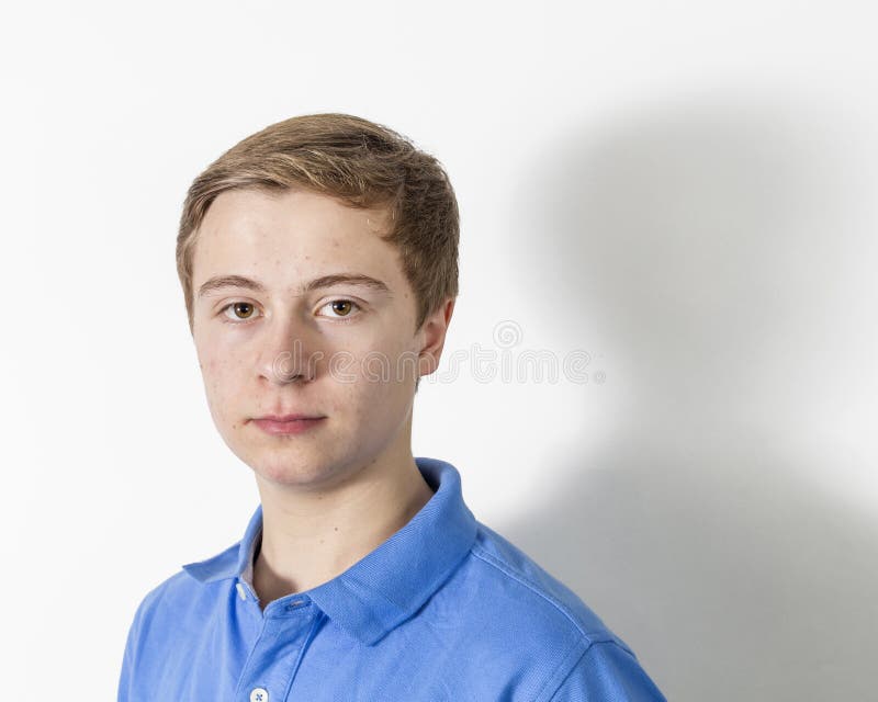 Ernster Schauender Teenager Mit Dem Nass Haar Stockfoto - Bild von ...