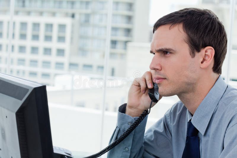 Ernstige Beambte Op De Telefoon Stock Foto - Image of gebaar ...