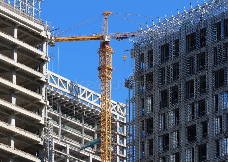 Errichtende Betonkonstruktion Und Kran Stockbild - Bild von gebäude ...