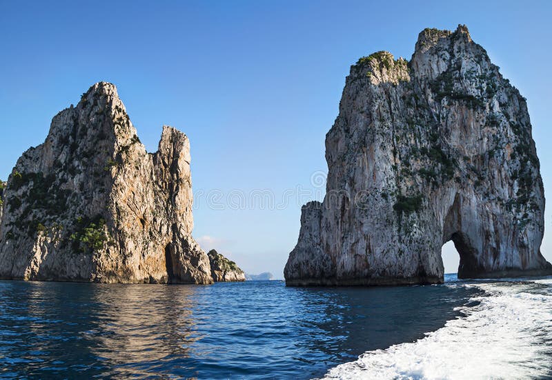 Erstaunliche Landschaft in Capri-Insel Mit Faraglioni Stockfoto - Bild ...