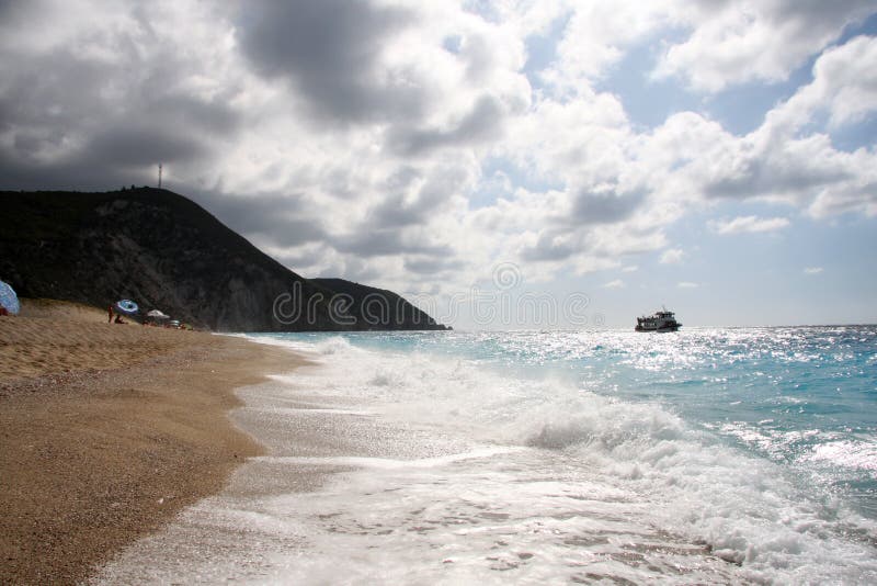Erstaunlicher Strand Mit Boot, Griechenland Stockbild - Bild von meer ...