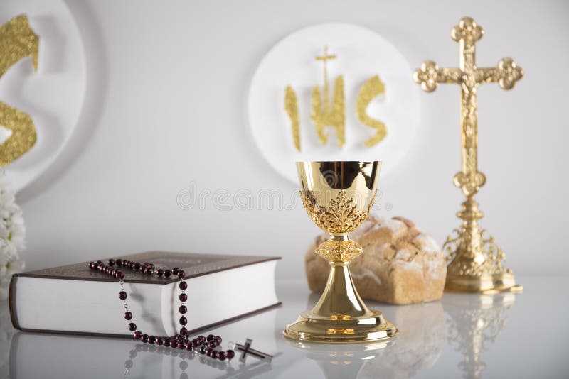 Erste heilige Kommunion stockfoto. Bild von kette, brot - 93012630