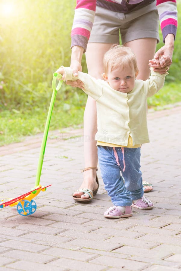 Erste Schritte Des Babys Mit Mutter Stockbild - Bild von mamma ...