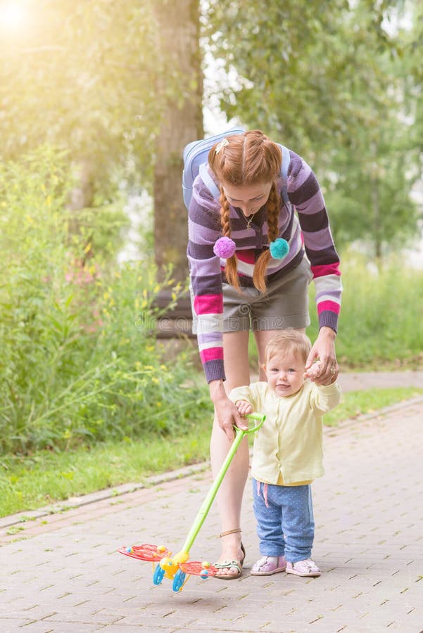 Erste Schritte Des Babys Mit Mutter Stockbild - Bild von mamma ...