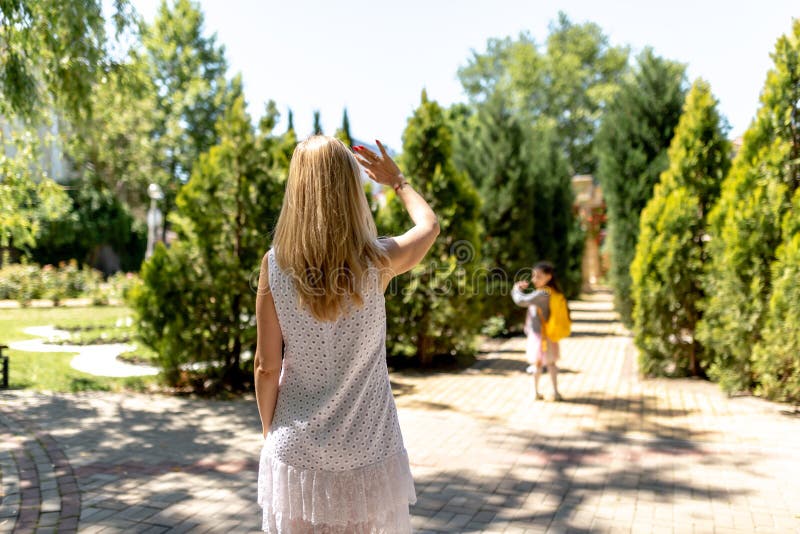 Erster Schultag. Mutter Führt Ein Kleines Mädchen in Der Ersten Klasse ...