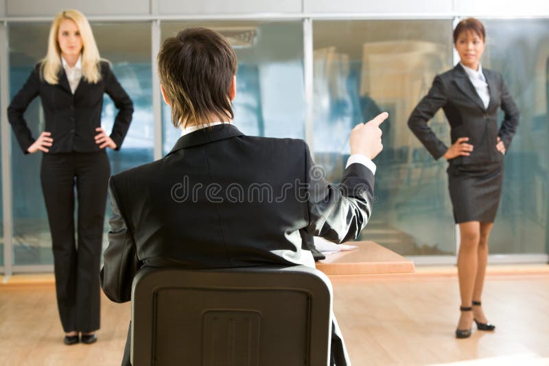 Erteilen von Anweisungen stockbild. Bild von chef, angekleidet - 8438413