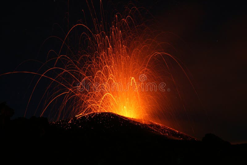 Erupcja Etna zdjęcie stock. Obraz złożonej z erupcja, ogień - 8600206
