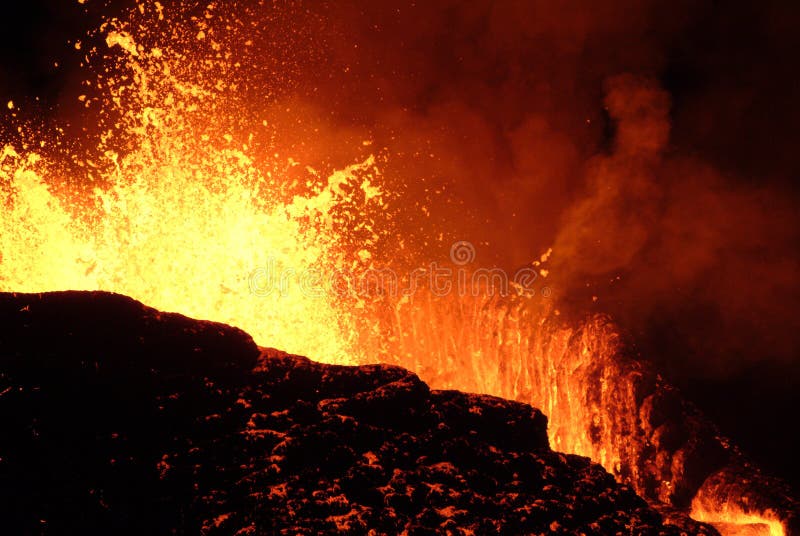 Erupcja wulkanu obraz stock. Obraz złożonej z płomień - 3075235