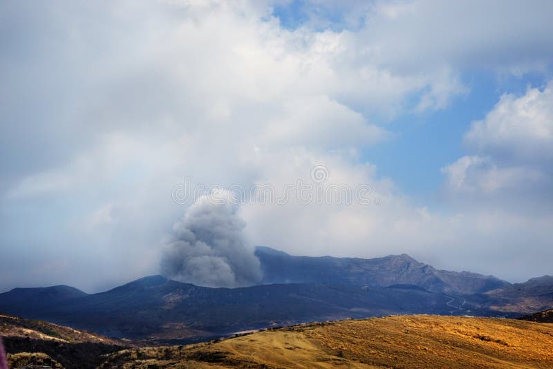 Eruption in Kyushu, Japan Aso Vulkan Stockfoto - Bild von erdbeben ...