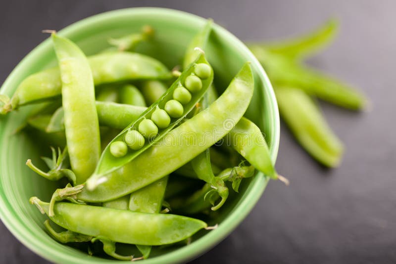 Ervilhas verdes frescas imagem de stock. Imagem de frescor - 121500407