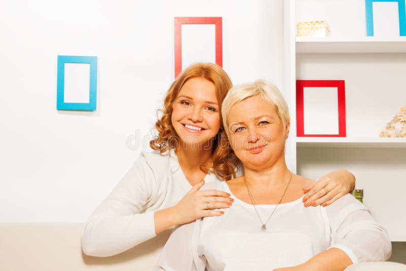 Erwachsene Tochter Und Ihre Mutter Stockbild - Bild von celebrate ...