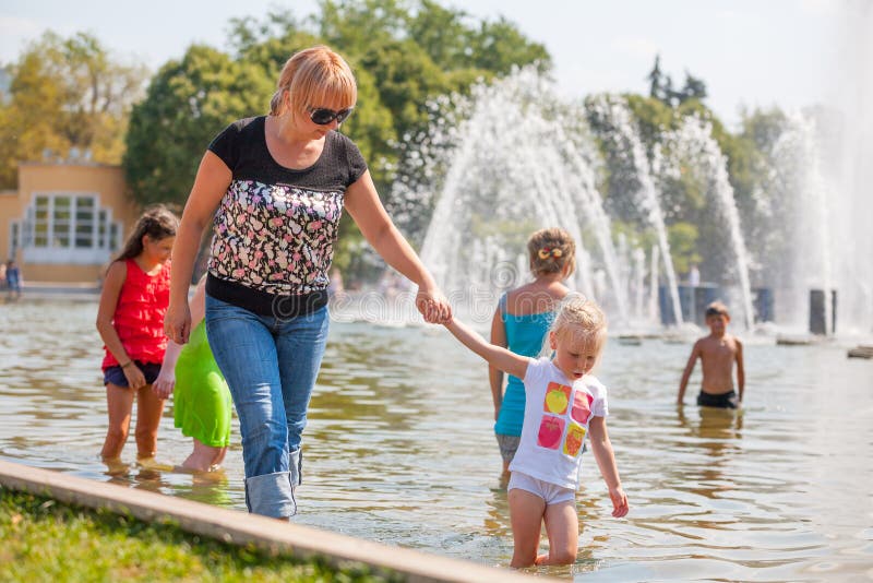 Kinder, Die Nahe Einem Brunnen Baden Redaktionelles Foto - Bild von ...
