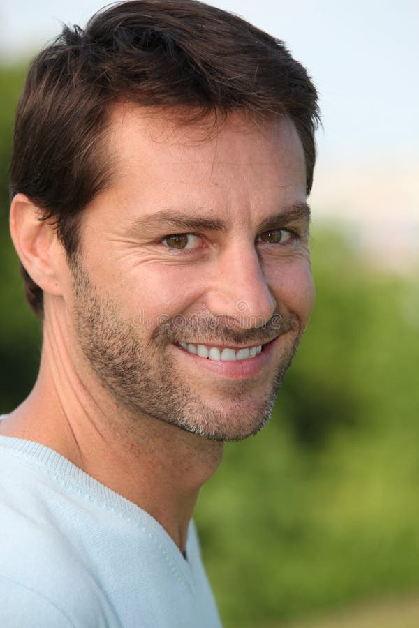 Erwachsener Mann Und Frau, Die Am Gaststättetisch Sitzt. Stockbild ...