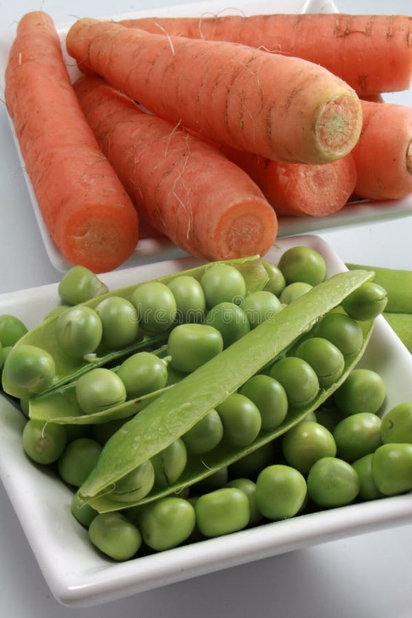 Erwten en wortelen stock afbeelding. Image of voedzaam - 4131659