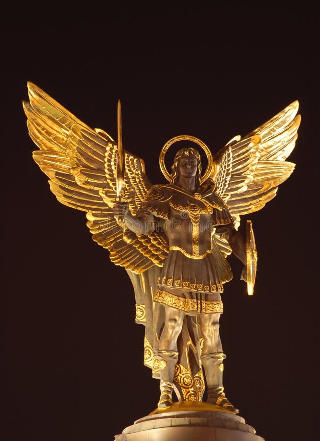 Goldene Statue Des Erzengels Michael in Kiew Stockfoto - Bild von ...