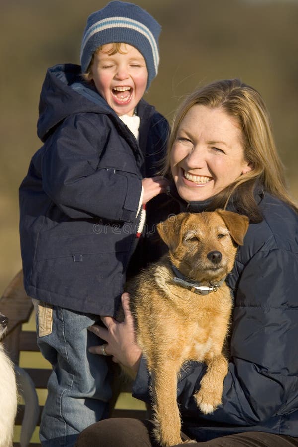 Ist das witzig, Mama! stockfoto. Bild von mutter, lustig - 627016