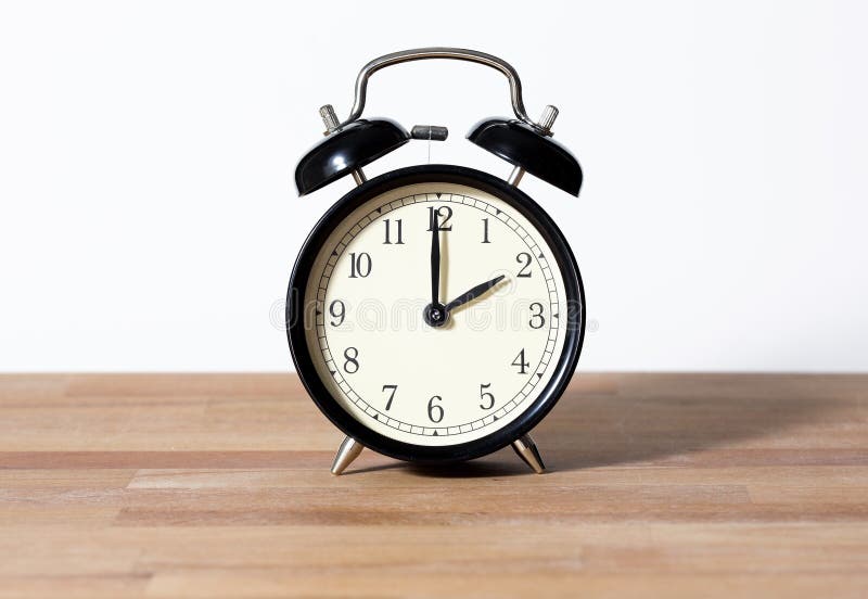 Es Ist Halbe Letzte Fünf O-` Uhr Stockfoto - Bild von minute, countdown ...