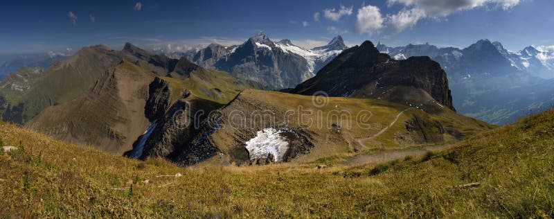 Esamini Le Belle Colline Delle Alpi Svizzere Fotografia Stock ...