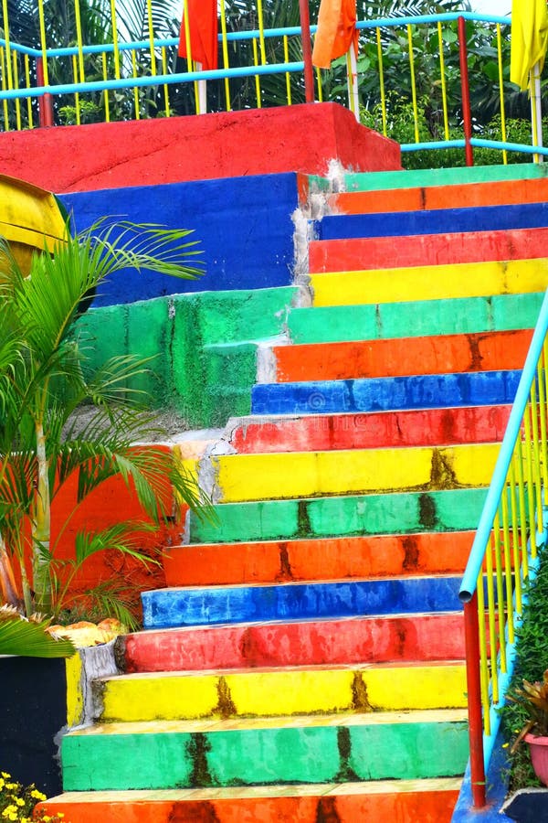 Escada Colorida Com Um Conceito Feliz Imagem de Stock - Imagem de ...