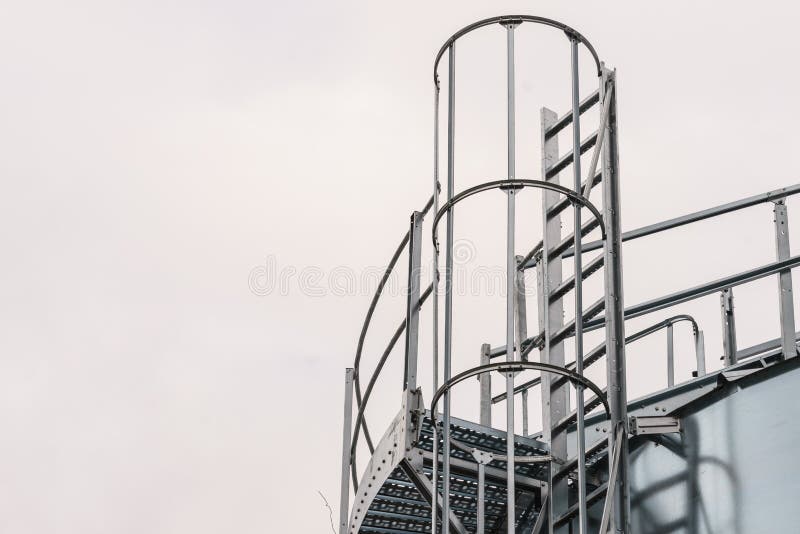 Escada Industrial Do Metal Com Trilhos Redondos Foto de Stock - Imagem ...