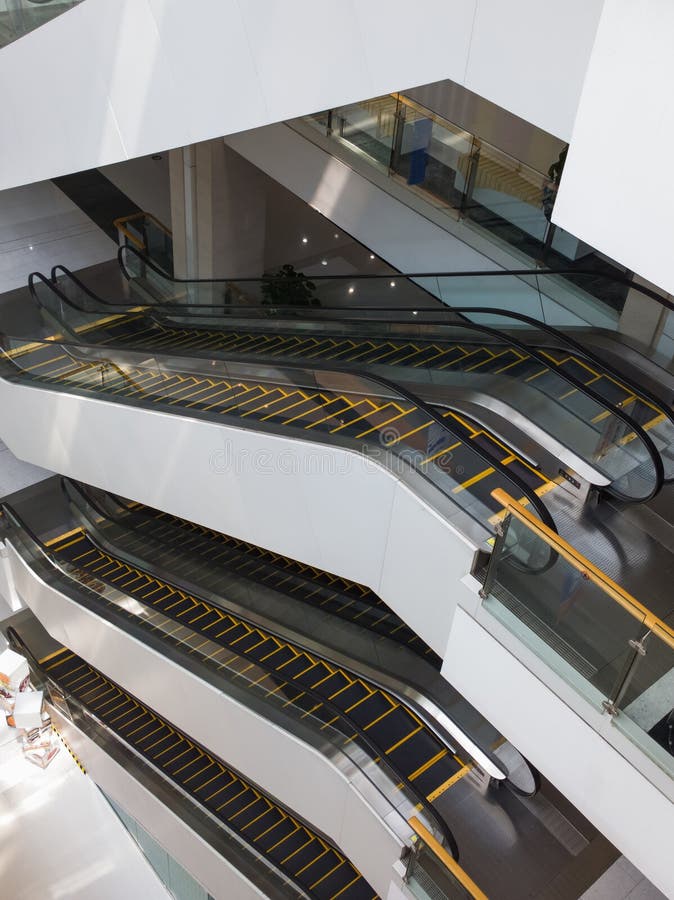 Escada rolante imagem de stock. Imagem de centro, venda - 40724719