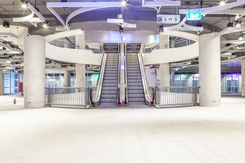 Escada rolante imagem de stock. Imagem de escalator, passagem - 48445191