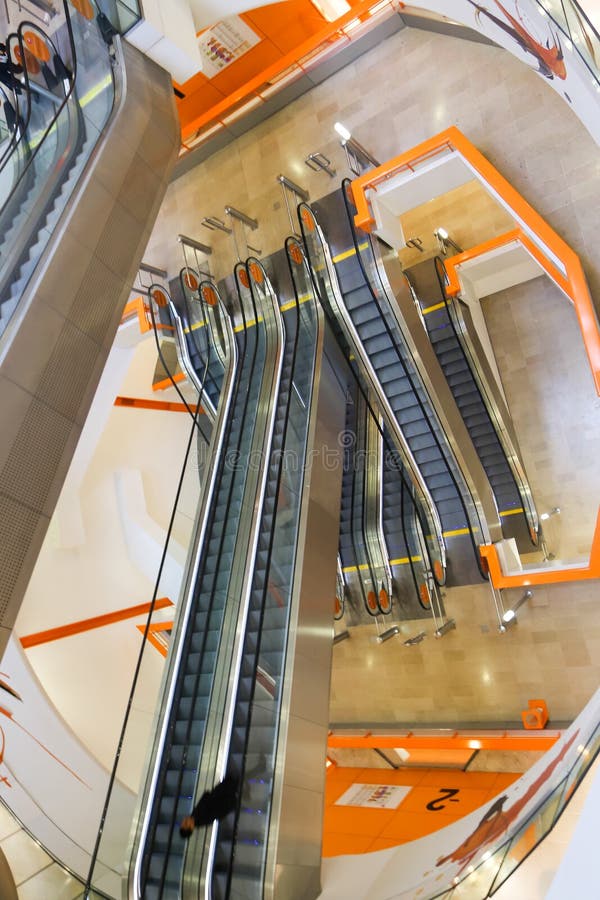 Escada rolante foto de stock editorial. Imagem de moderno - 99330863