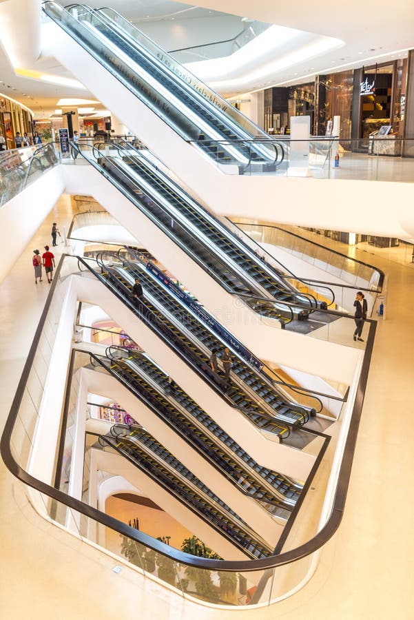 Escada rolante imagem editorial. Imagem de central, arquitetura - 63936675
