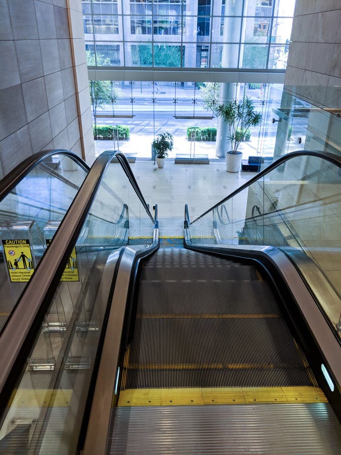 Escada rolante do shopping imagem de stock. Imagem de plataforma ...